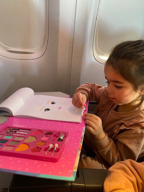 10 tips: Hoe overleef je een lange vlucht met kinderen? – The Traveling ... 10 tips: Hoe overleef je een lange vlucht met kinderen? – The Traveling ...